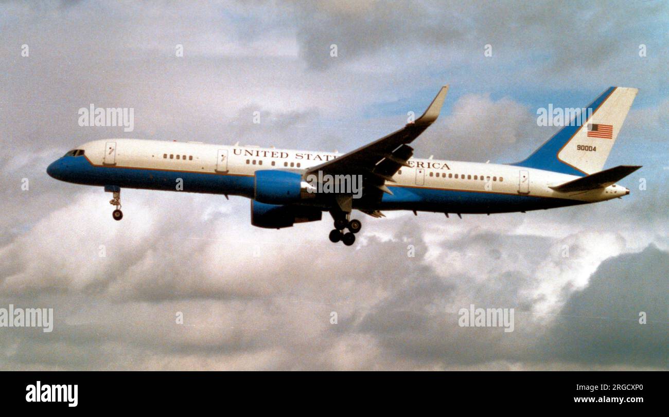 Boeing b757 hi-res stock photography and images - Alamy
