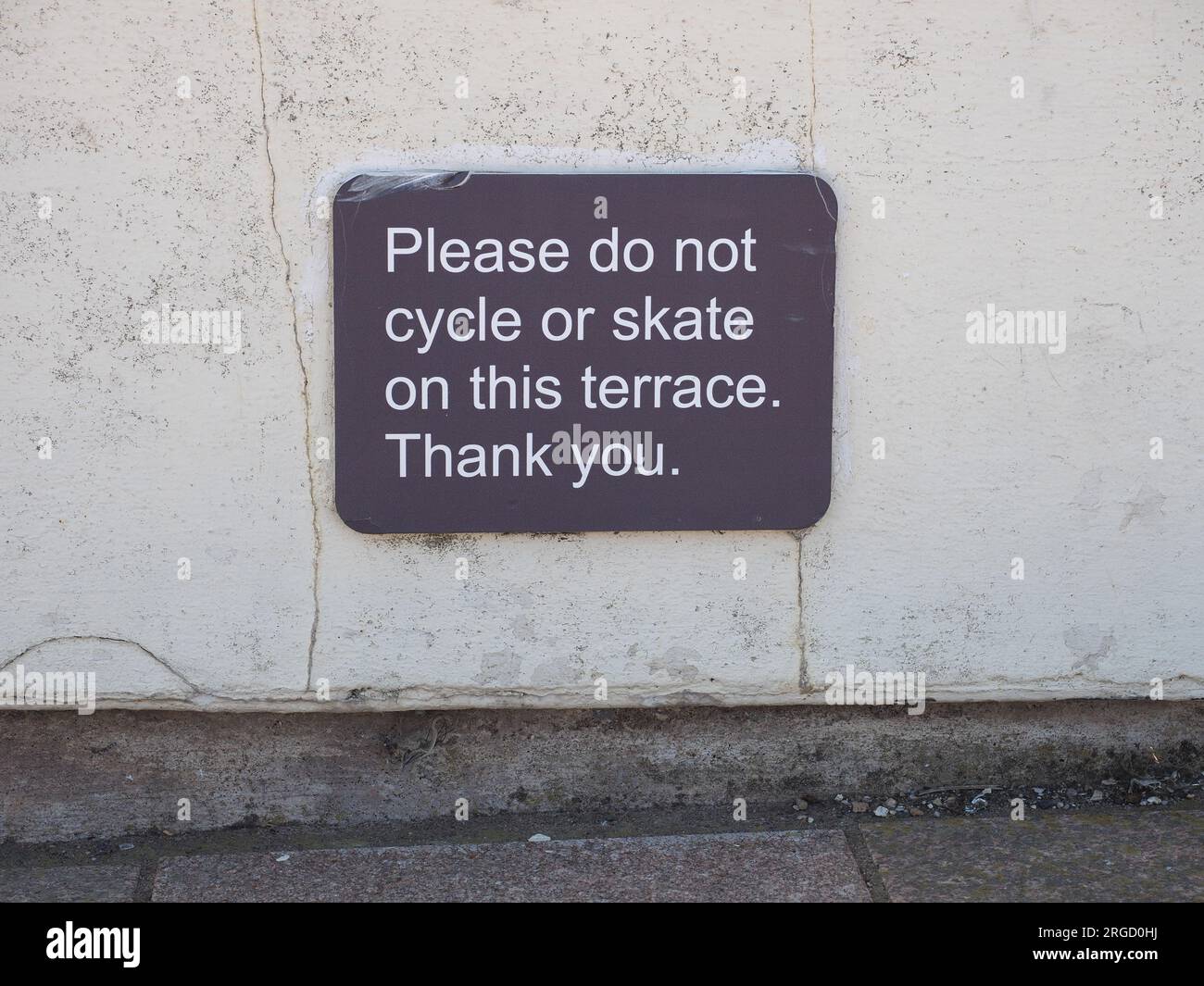 please do not cycle or skate on this terrace sign Stock Photo - Alamy