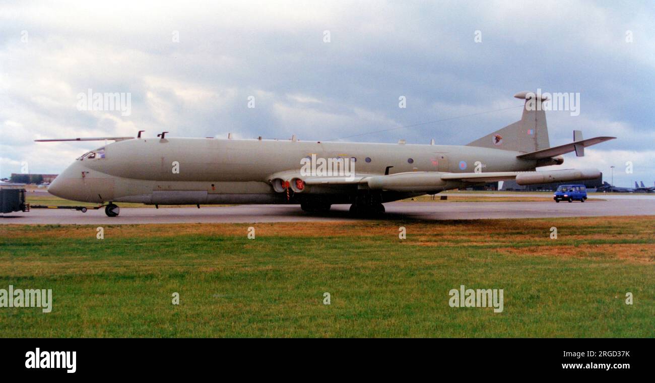 Royal Air Force - Hawker Siddeley HS.801 Nimrod R.1 XW664 of no.51 ...