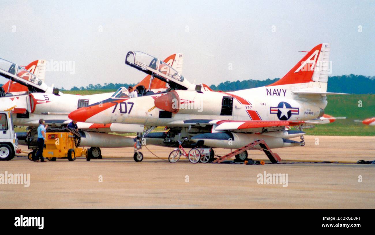 United States Navy - Douglas TA-4J Skyhawk 158466 (MSN 14271, call-sign ...