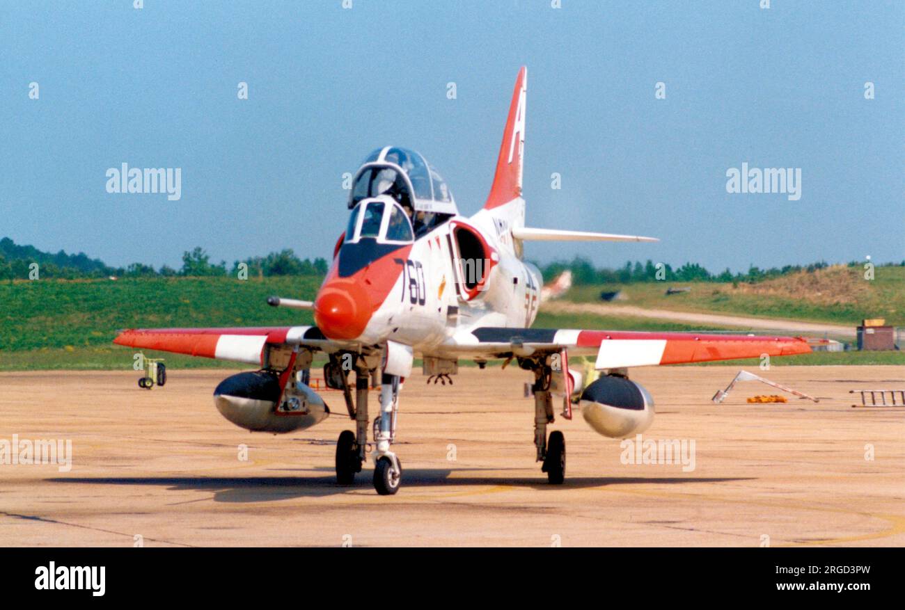 United States Navy - Douglas TA-4J Skyhawk 158137 (MSN 14174, call-sign ...