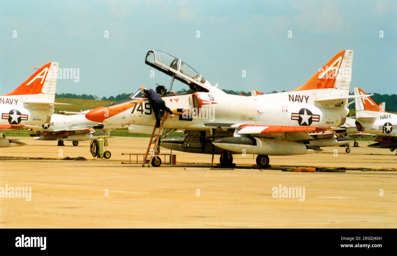 United States Navy - Douglas TA-4J Skyhawk 158718 (MSN 14339, call-sign ...
