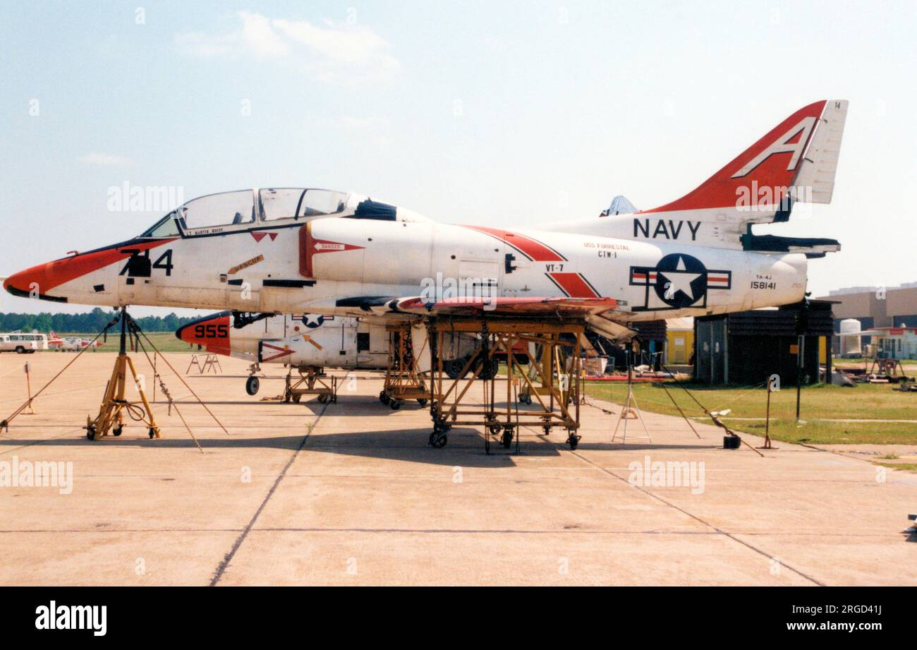 Douglas ta 4j skyhawk hi-res stock photography and images - Alamy