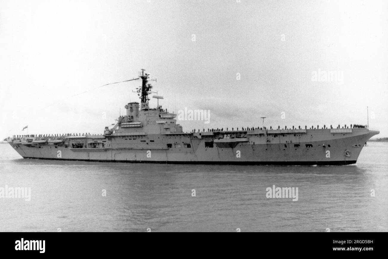Royal Navy - HMS Bulwark R08, a Commando Carrier, converted from a ...