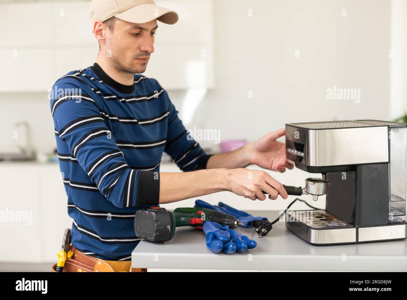 Man fixing coffee machine hi-res stock photography and images - Alamy