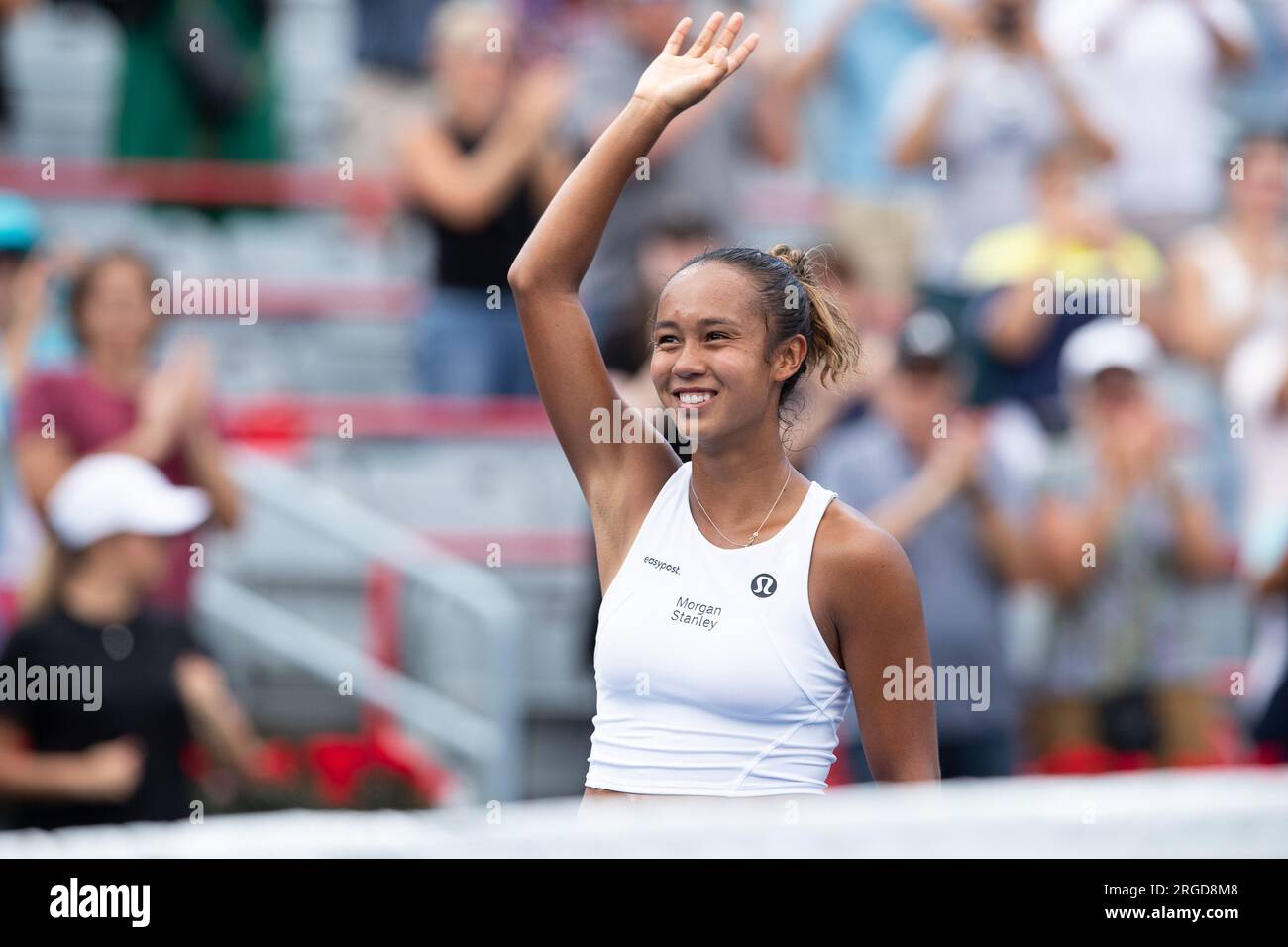 August 08, 2023: Leylah Fernandez (CAN) acknowledges her Montreal hometown crowd after defeating ...