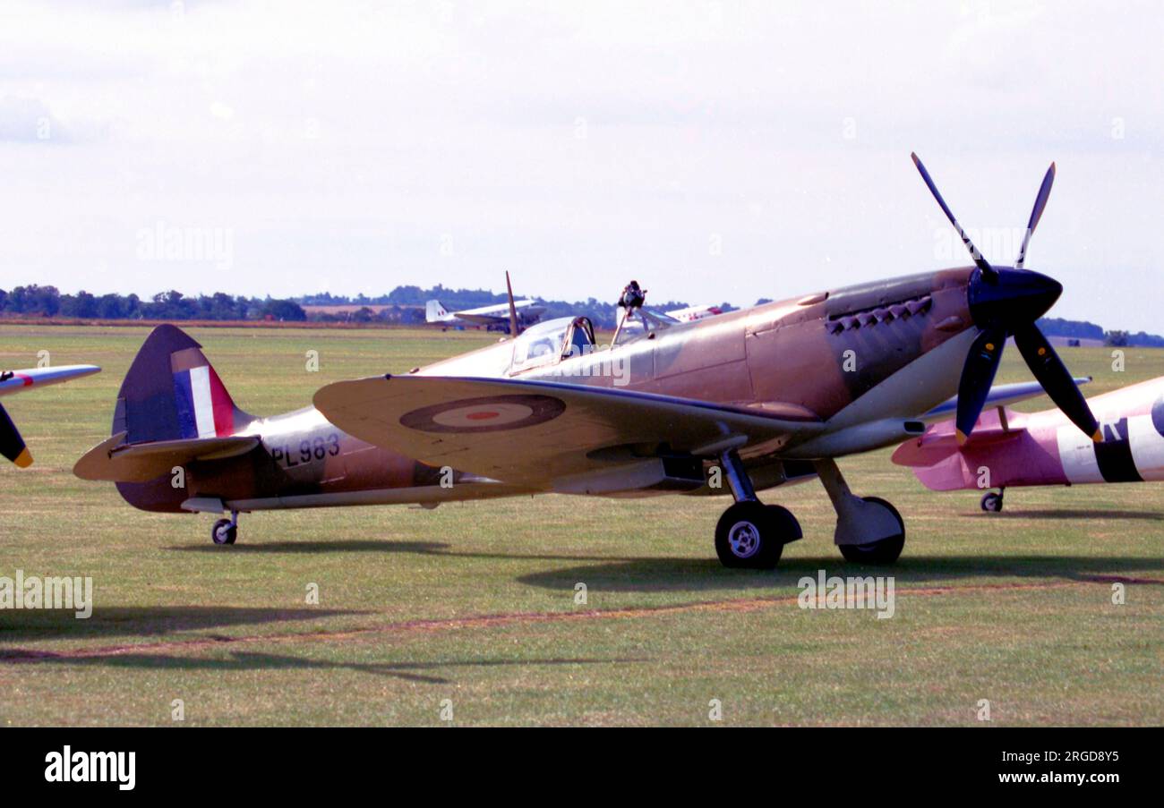 Spitfire mk prxi hi-res stock photography and images - Alamy