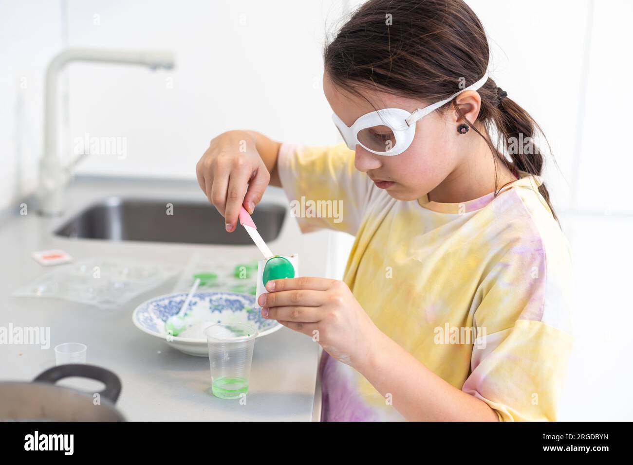 Children are learning and doing science experiments. Little girl ...