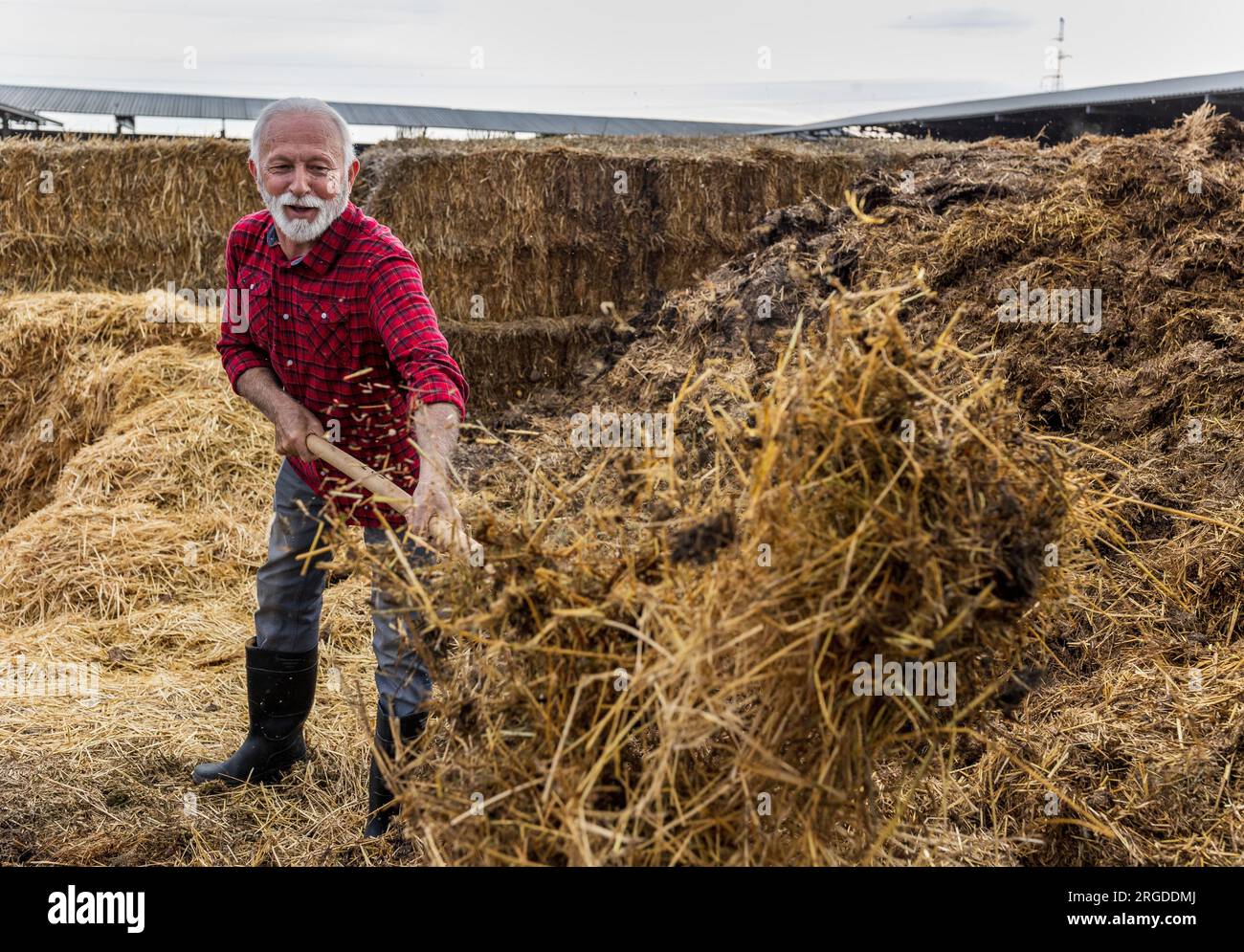 Straw and mud barn hi-res stock photography and images - Alamy