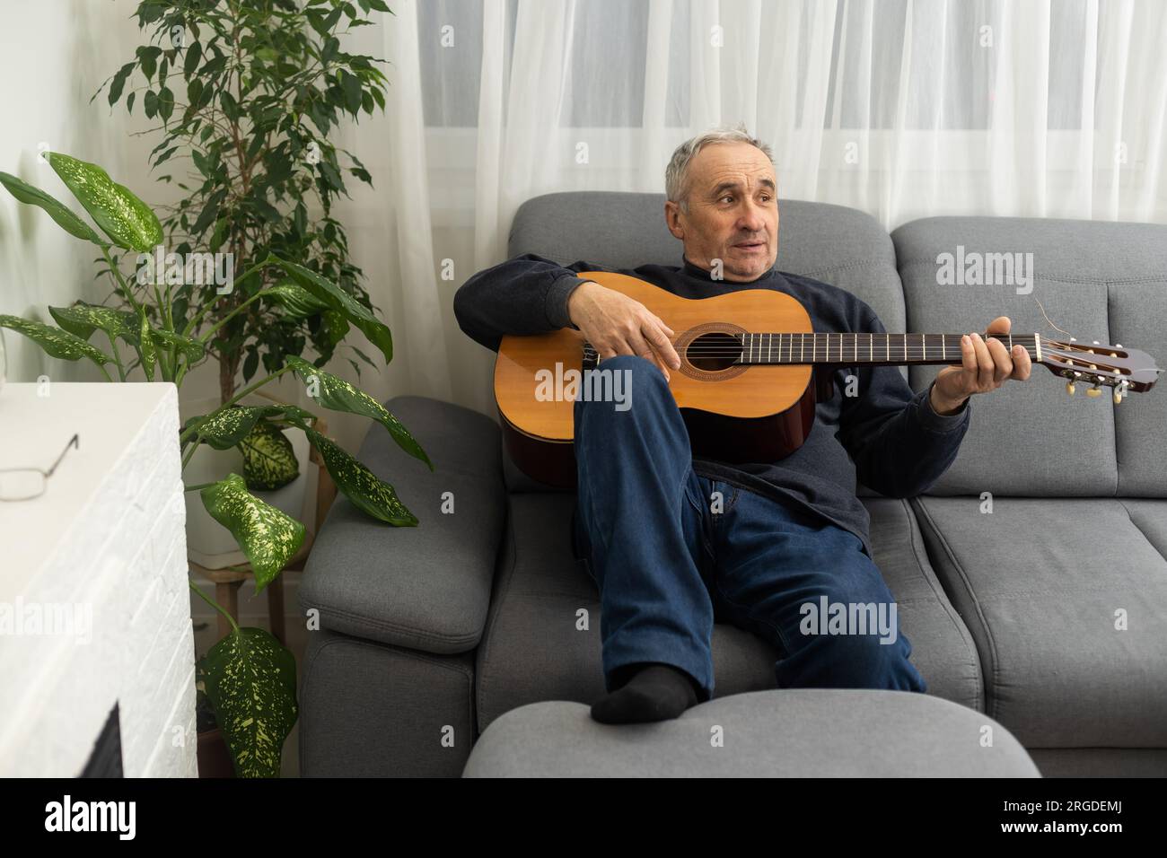 Elderly learn instrument hi-res stock photography and images - Alamy