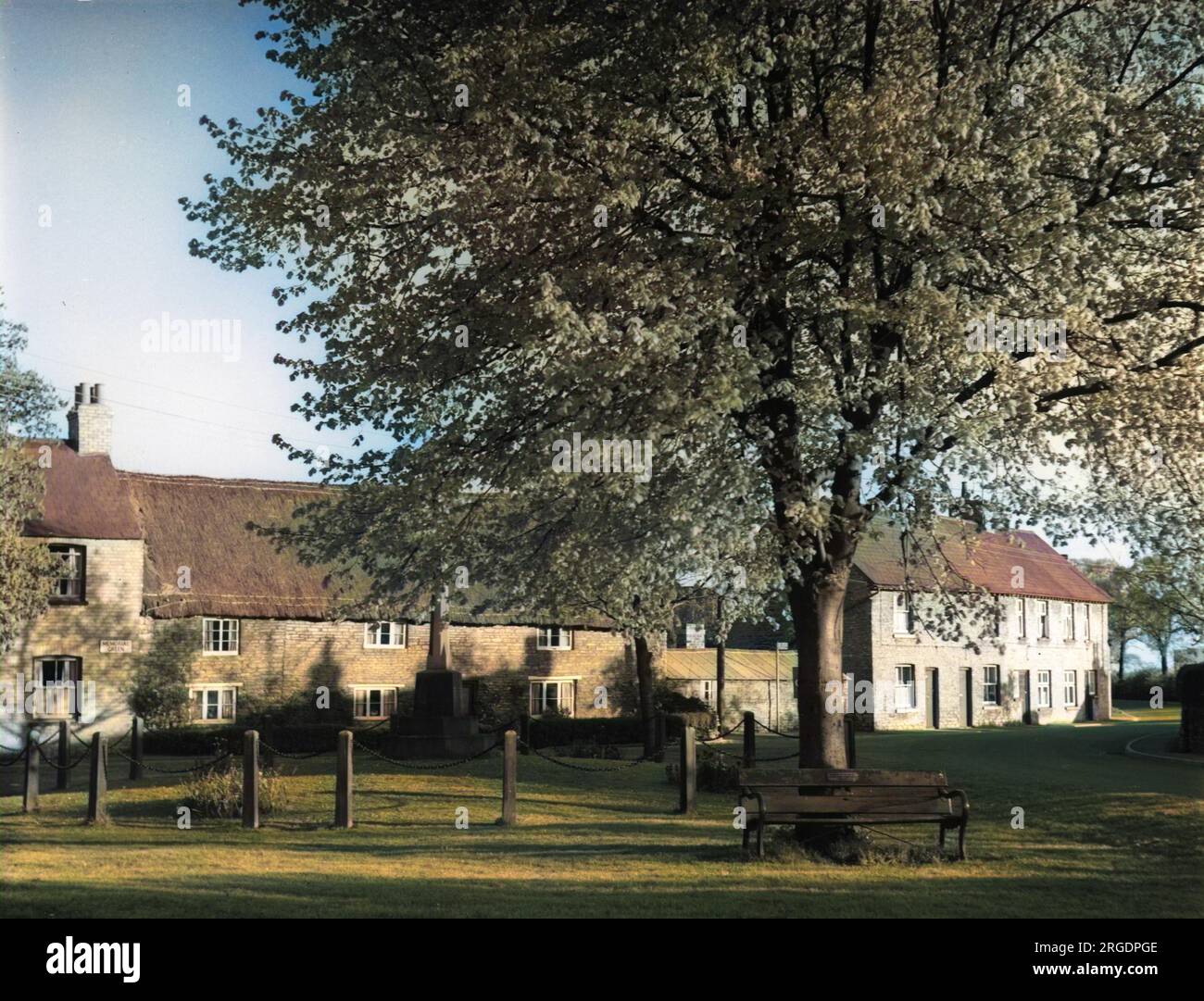 Memorial Green, picturesque corner of the Northamptonshire village of ...