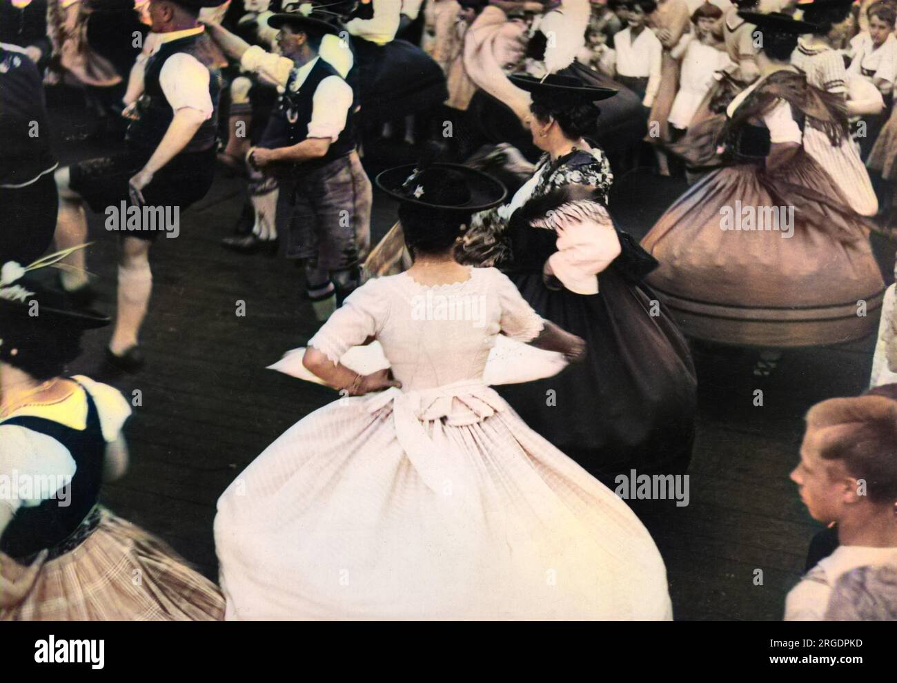 German folk dance hi-res stock photography and images - Alamy