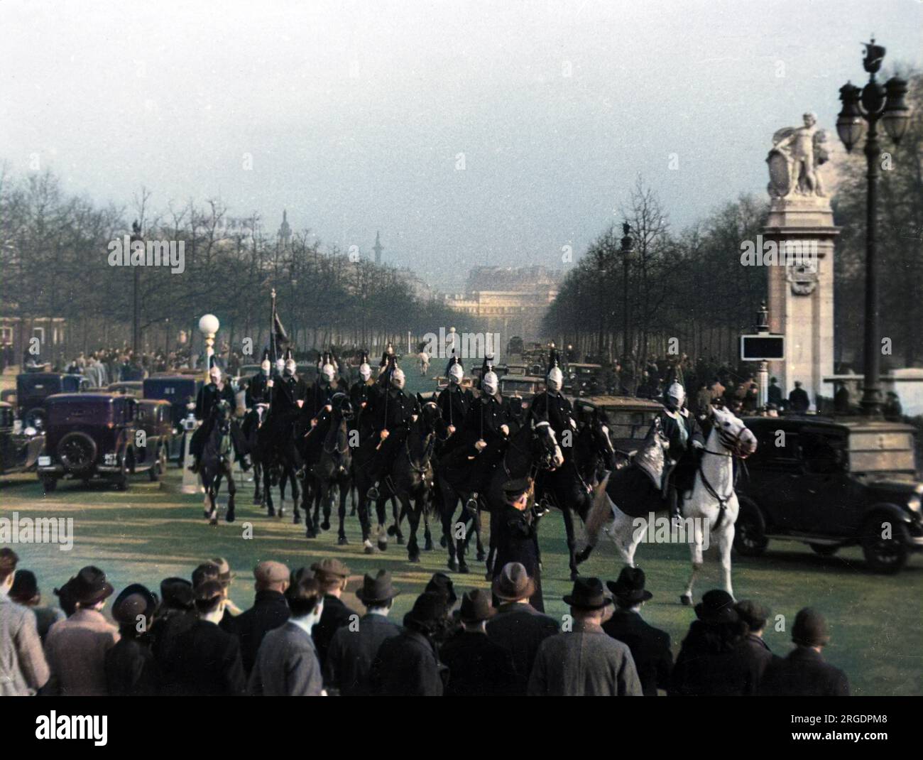 Crowds watching a Horseguards Parade on The Mall, central London Stock ...