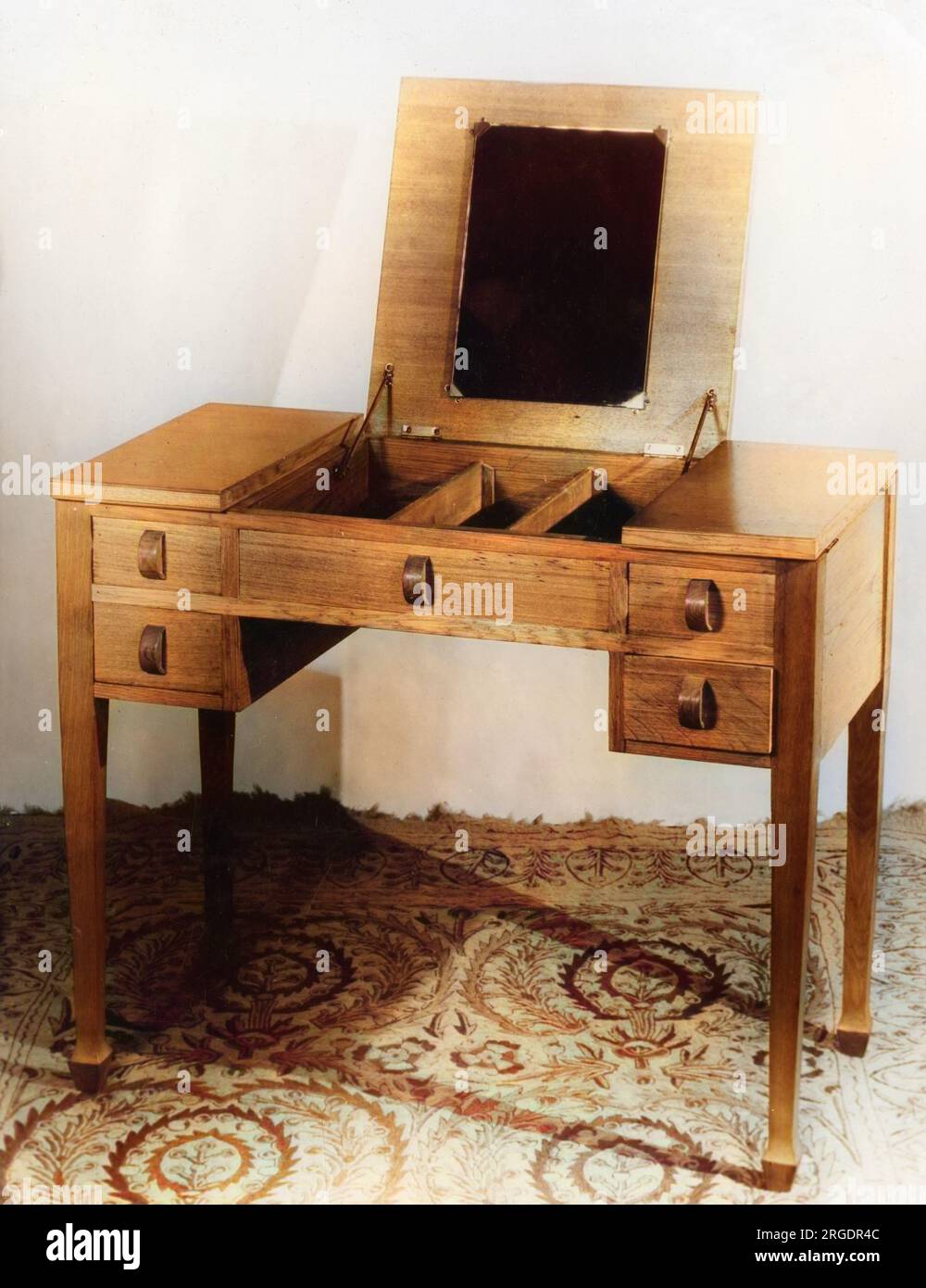Art deco dressing table hi-res stock photography and images - Alamy