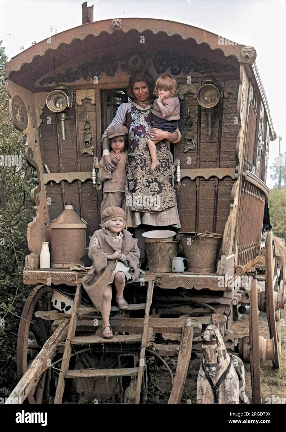 Traveller children caravan hi-res stock photography and images - Alamy