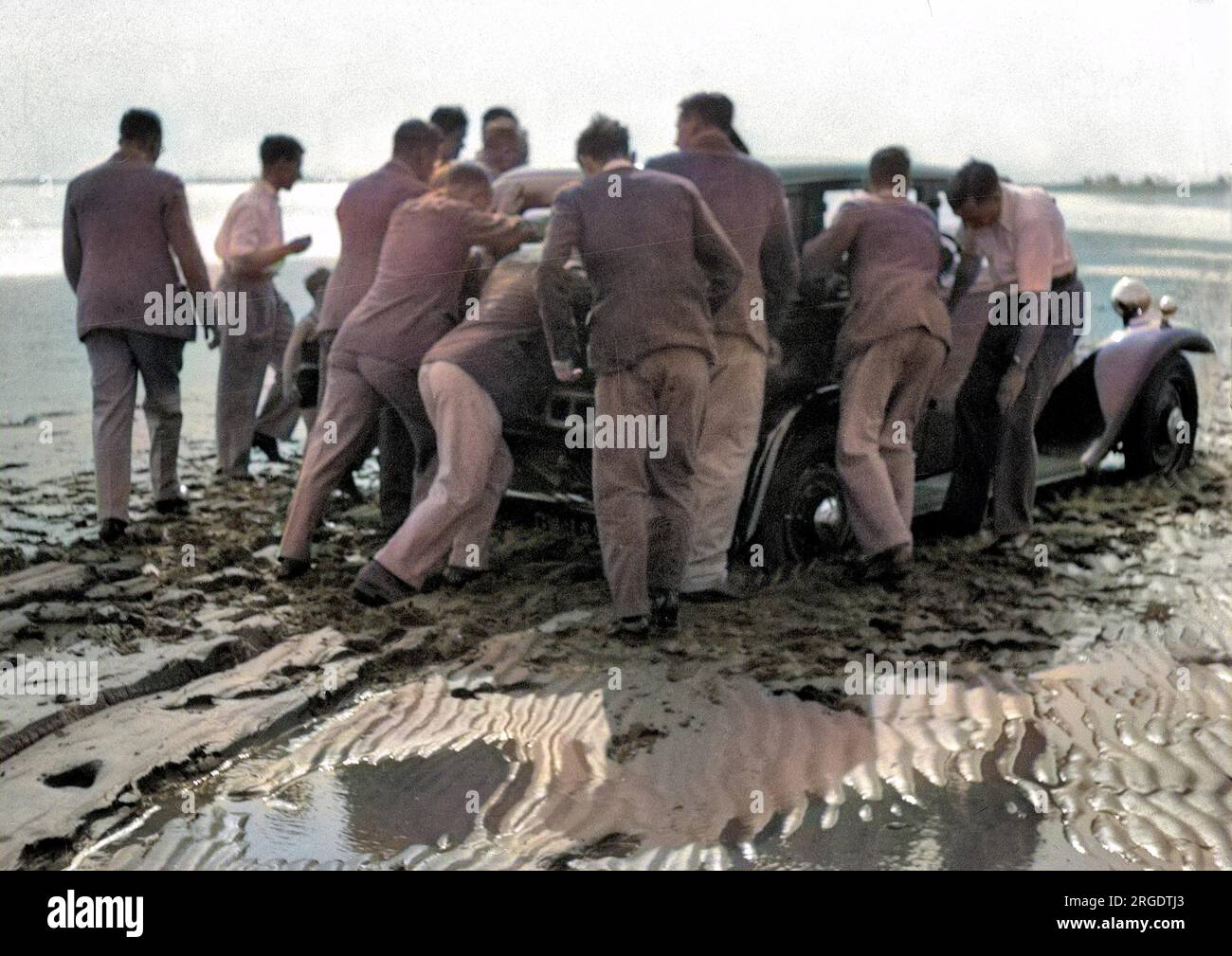 Men pushing broken down car hi-res stock photography and images - Alamy