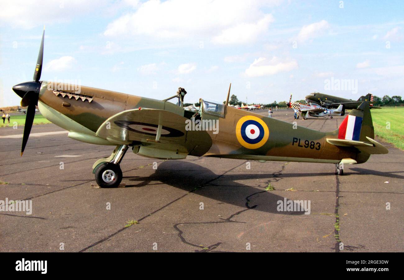 Spitfire pl983 hi-res stock photography and images - Alamy