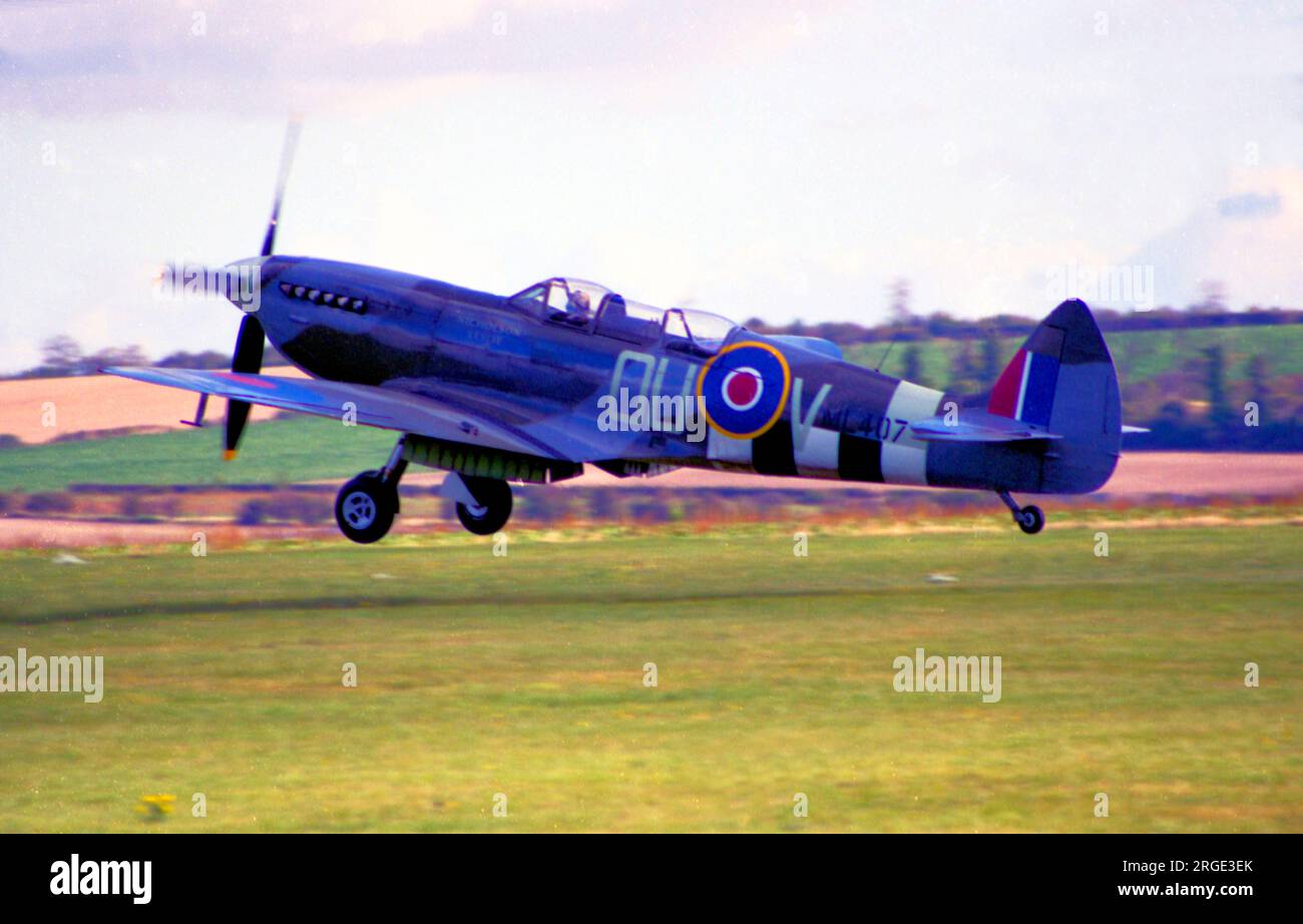Supermarine Spitfire T Mk.IX G-LFIX / ML407 (msn CBAF.8463 Stock Photo ...