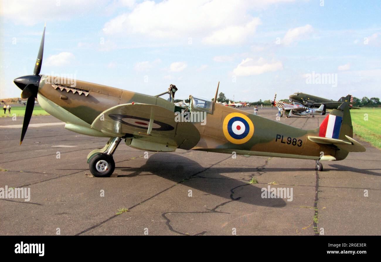 Spitfire mk prxi hi-res stock photography and images - Alamy