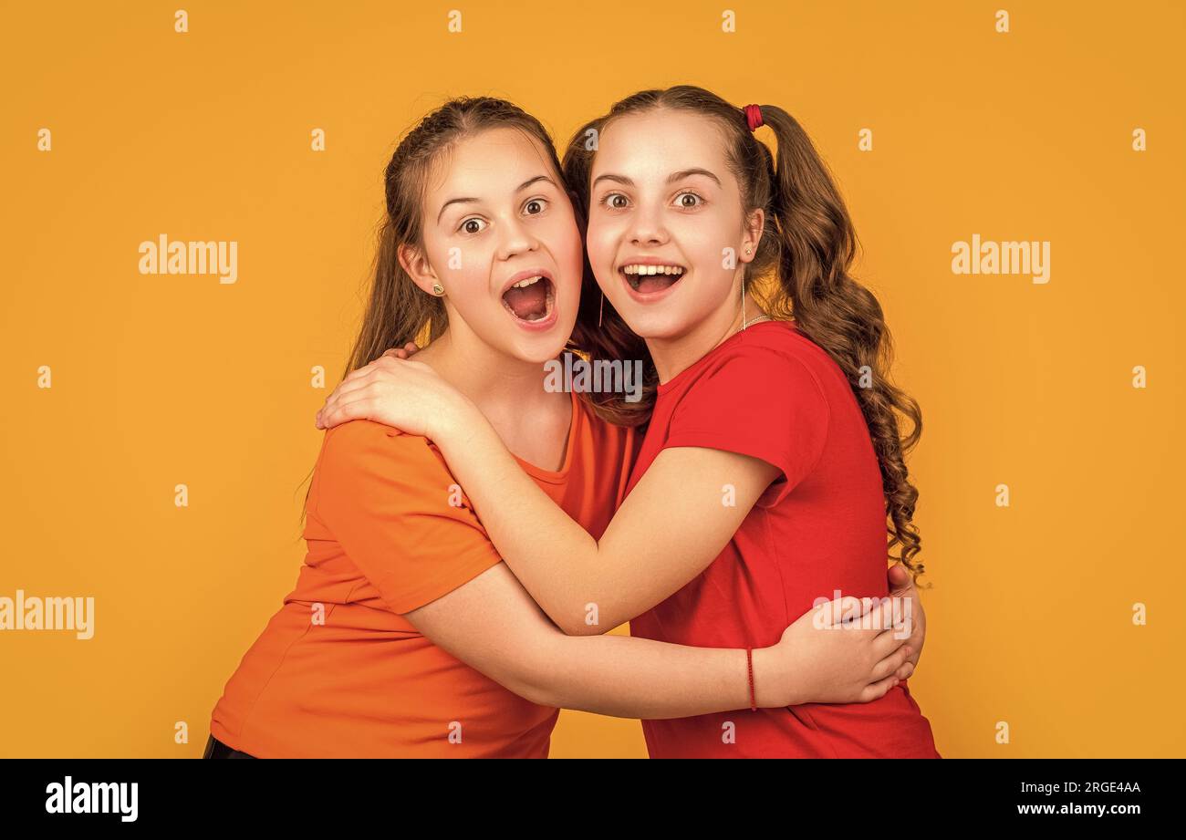 Teen sisters and hugging hi-res stock photography and images - Alamy