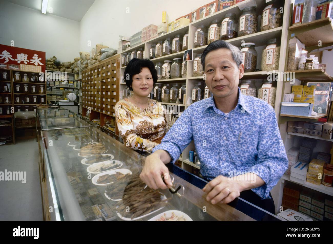 Chinese medicine store in chinatown hi-res stock photography and images ...
