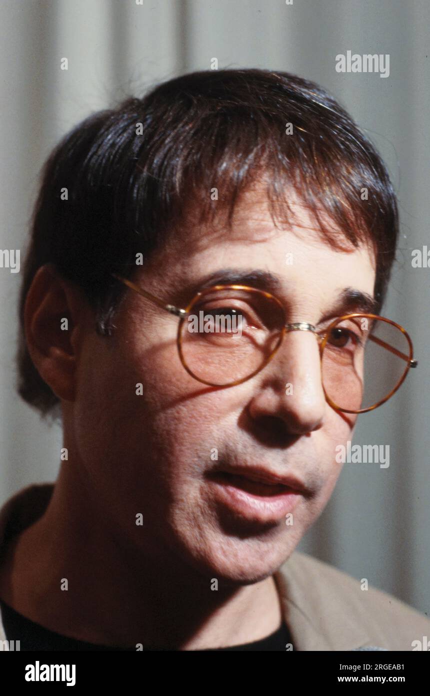 Musician, songrwriter, performer Paul Simon at New York press conference - 1987. Paul Frederic ...