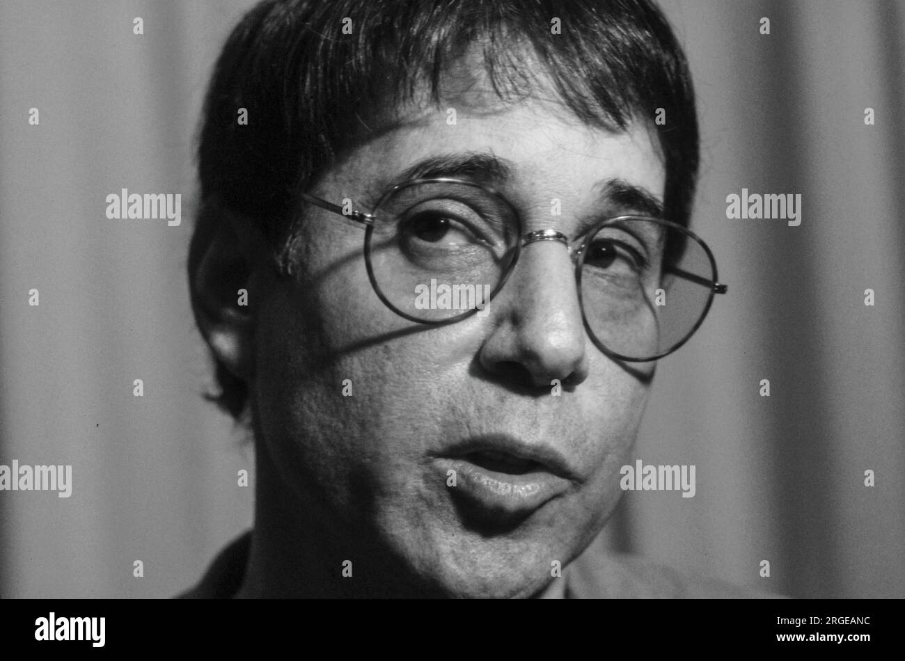 Musician, songrwriter, performer Paul Simon at New York press conference - 1987. Paul Frederic ...