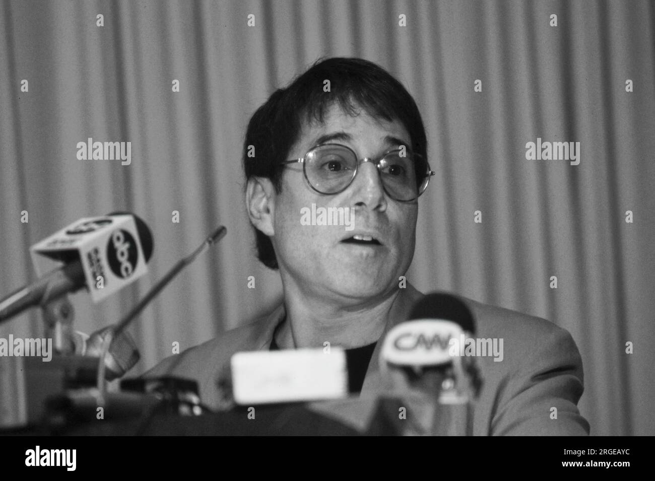 Musician, songrwriter, performer Paul Simon at New York press conference - 1987. Paul Frederic ...
