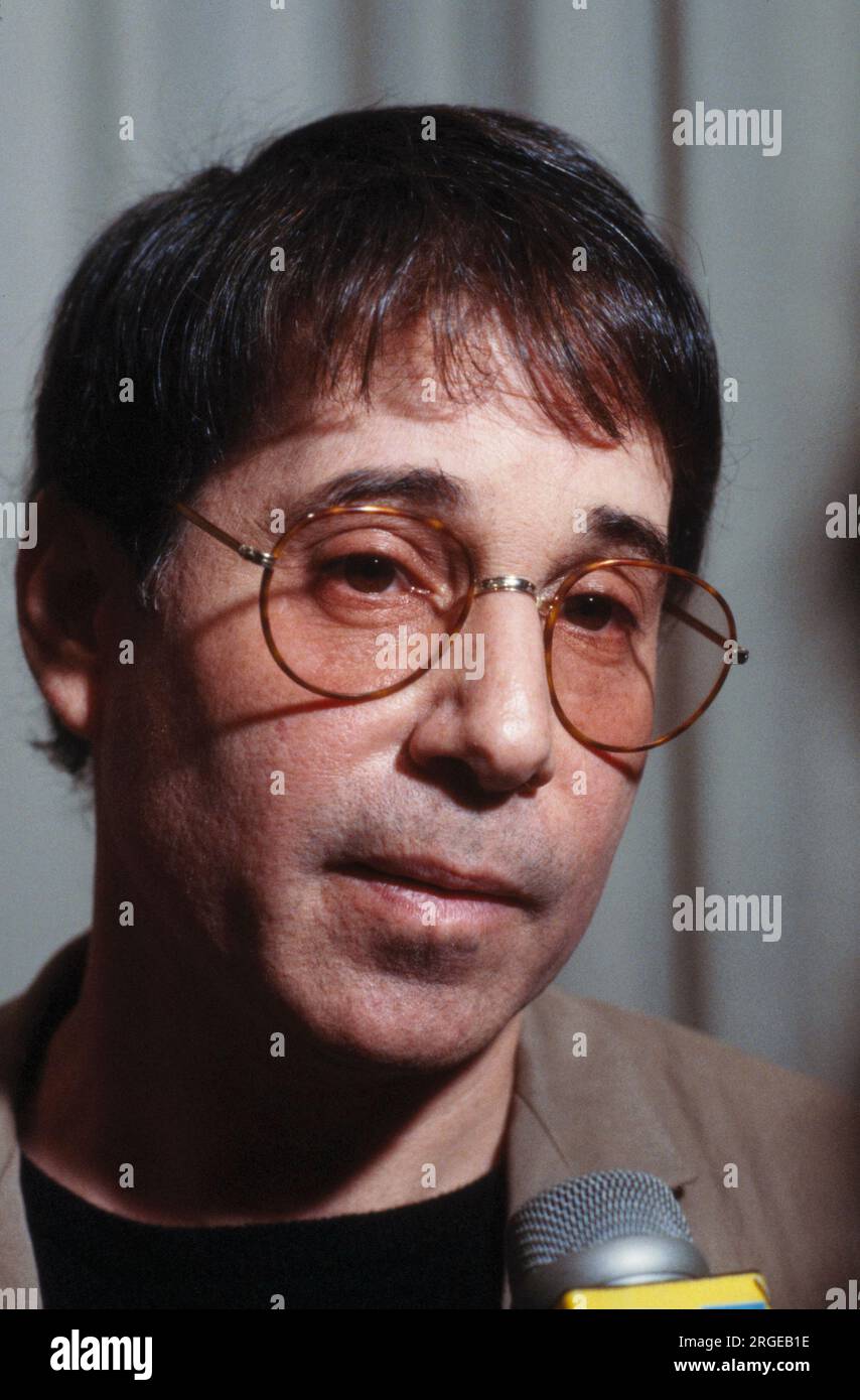 Musician, songrwriter, performer Paul Simon at New York press conference - 1987. Paul Frederic ...