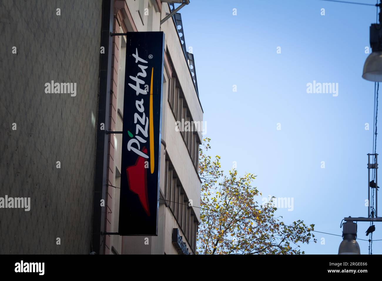 International franchise pizza hut logo hi-res stock photography and ...