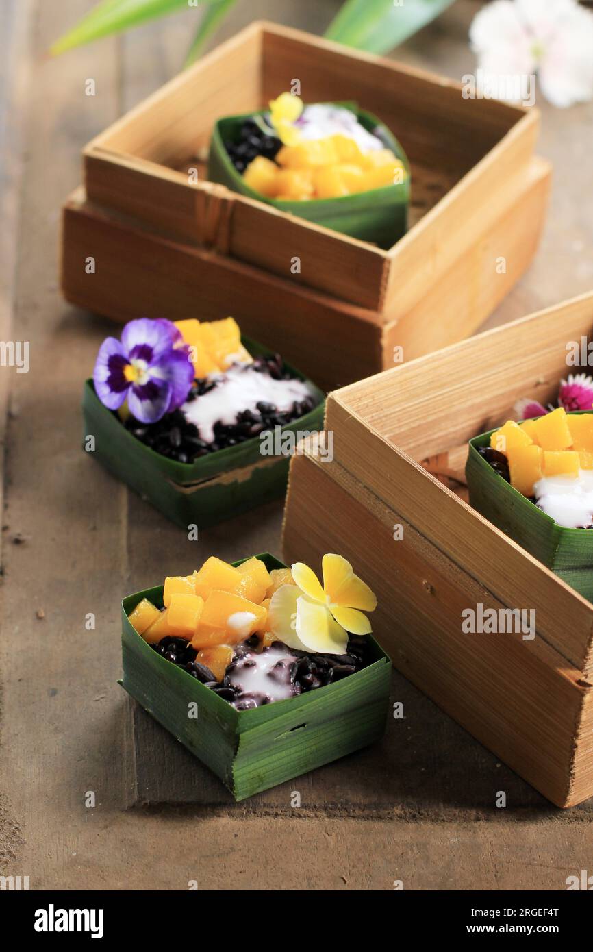 Homemade Coconut Sticky Rice with Mango in Pandan Leaves Cup Stock ...