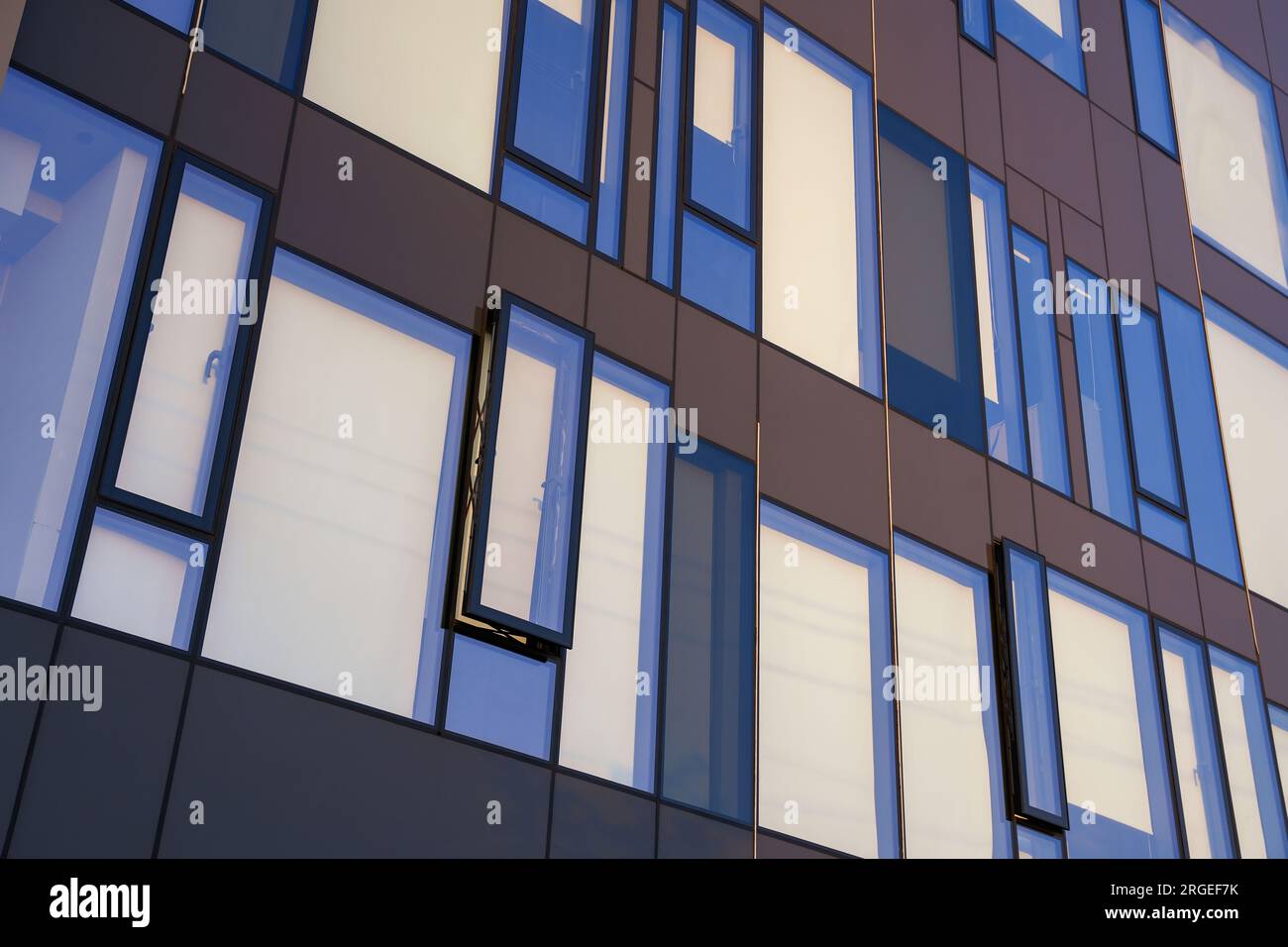 Skyscraper tower building glazing hi-res stock photography and images ...