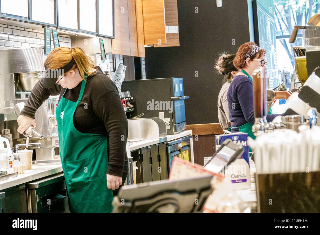 Starbucks counter women hi-res stock photography and images - Alamy