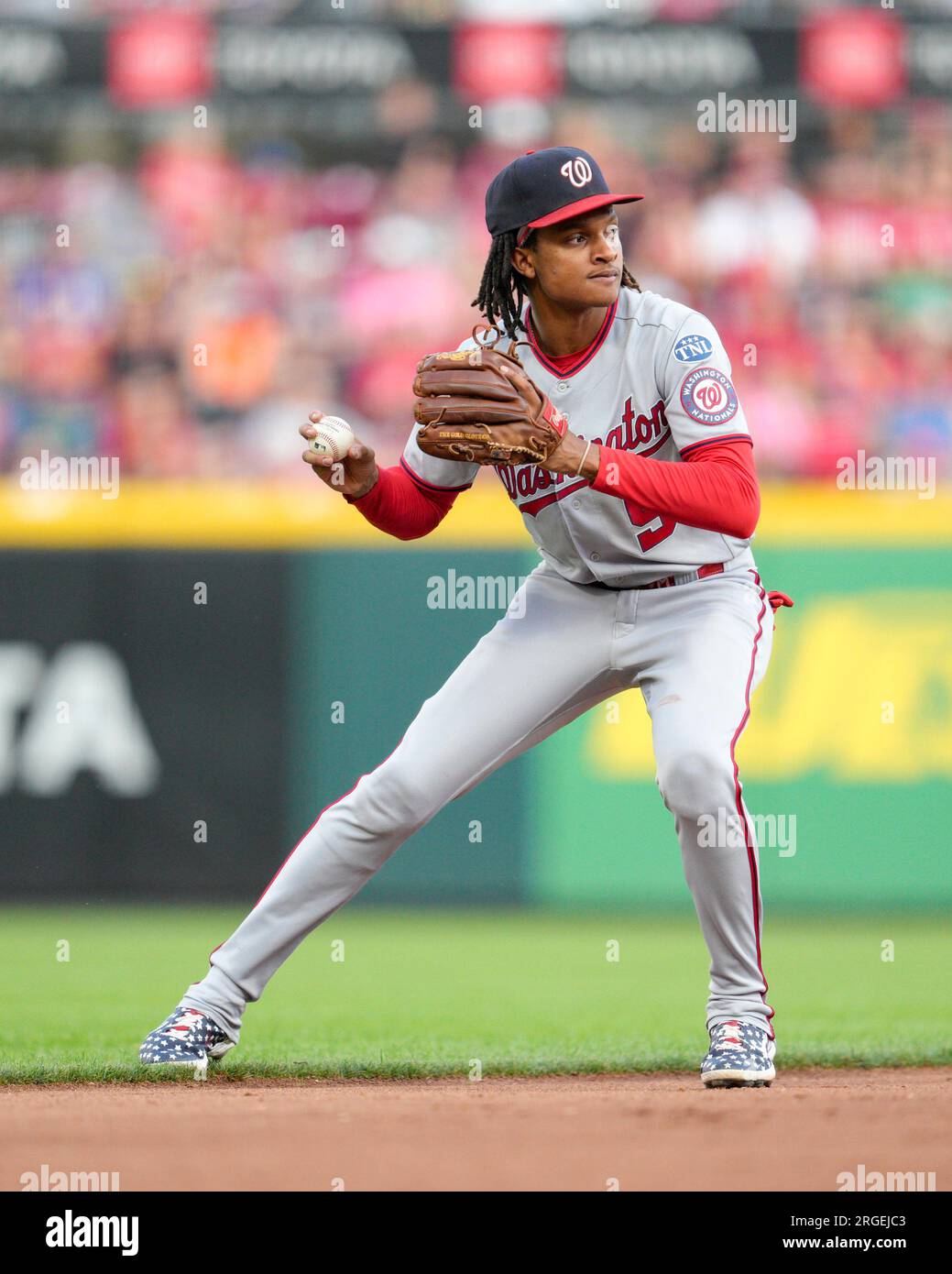 Washington Nationals shortstop CJ Abrams (5) looks to throw to first ...