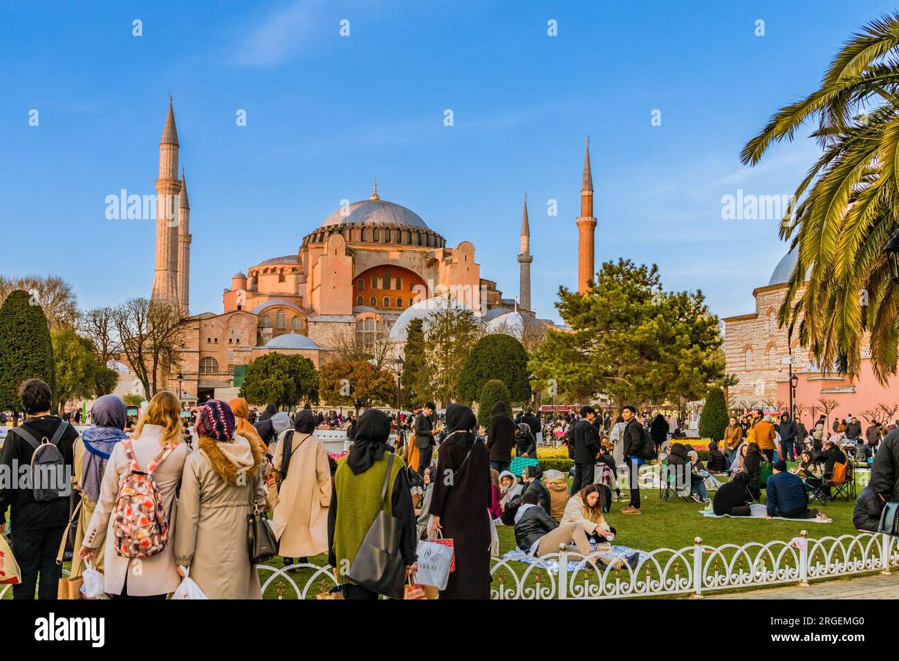 Istambul, Turkey,April 8, 2023: Crowd of muslims in the last hour of ...