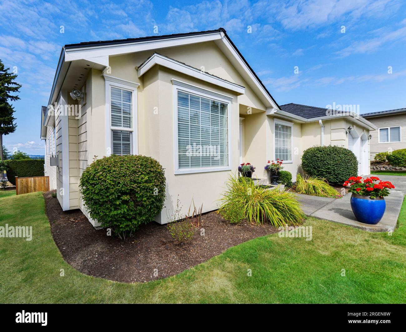 Modern residential front exterior Stock Photo - Alamy