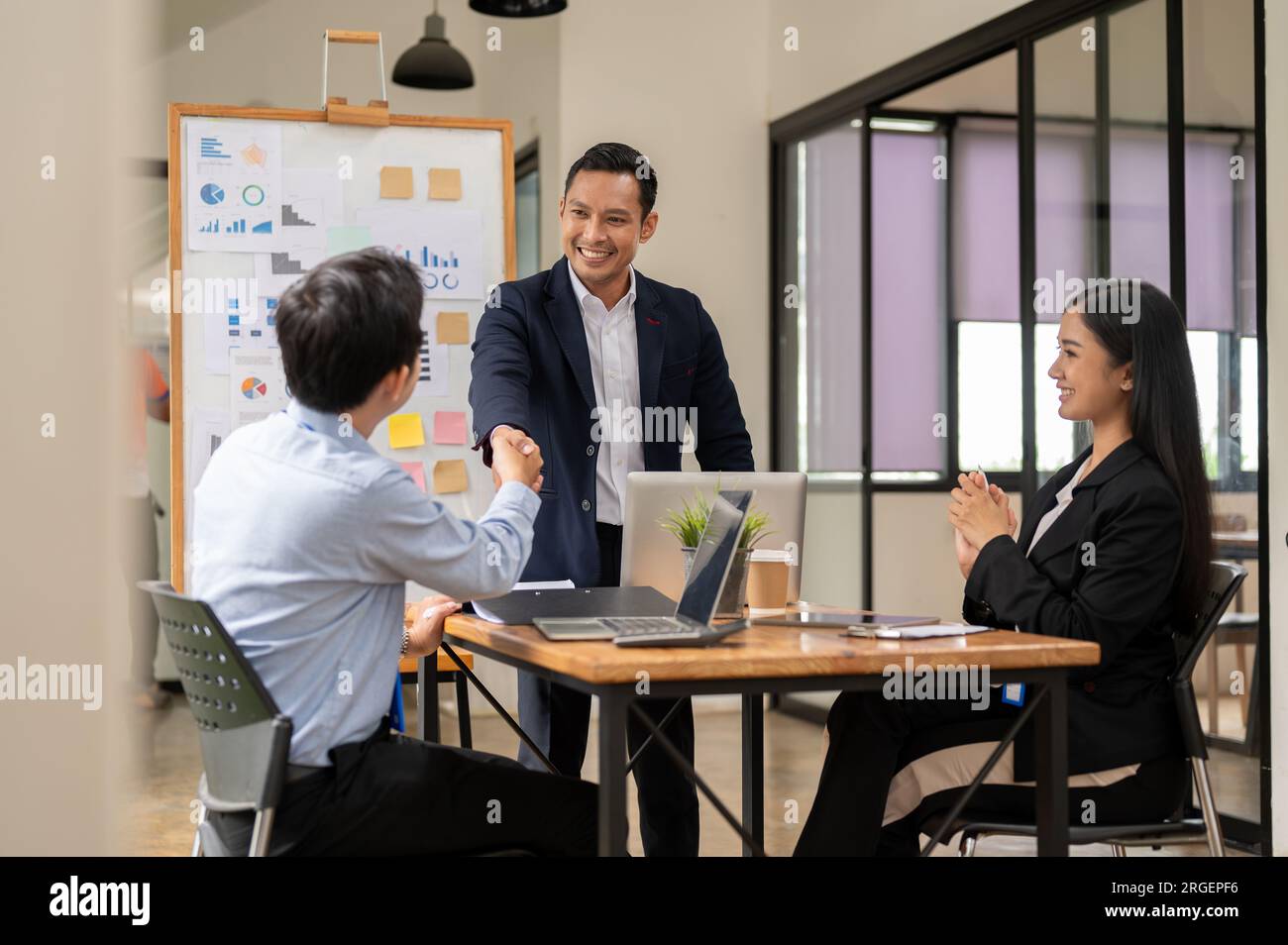 Employee shaking hands with boss hi-res stock photography and images ...