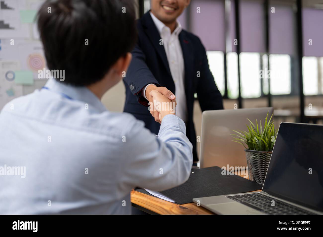 Employee shaking hands with boss hi-res stock photography and images ...