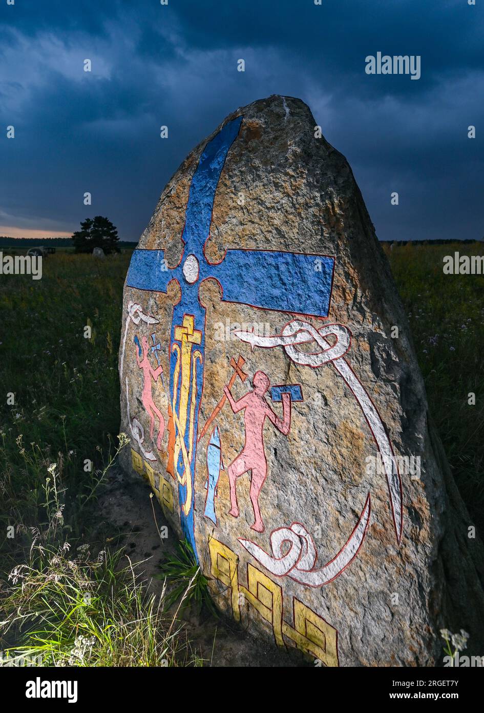 08 August 2023, Brandenburg, Henzendorf: Figures carved and painted in ...
