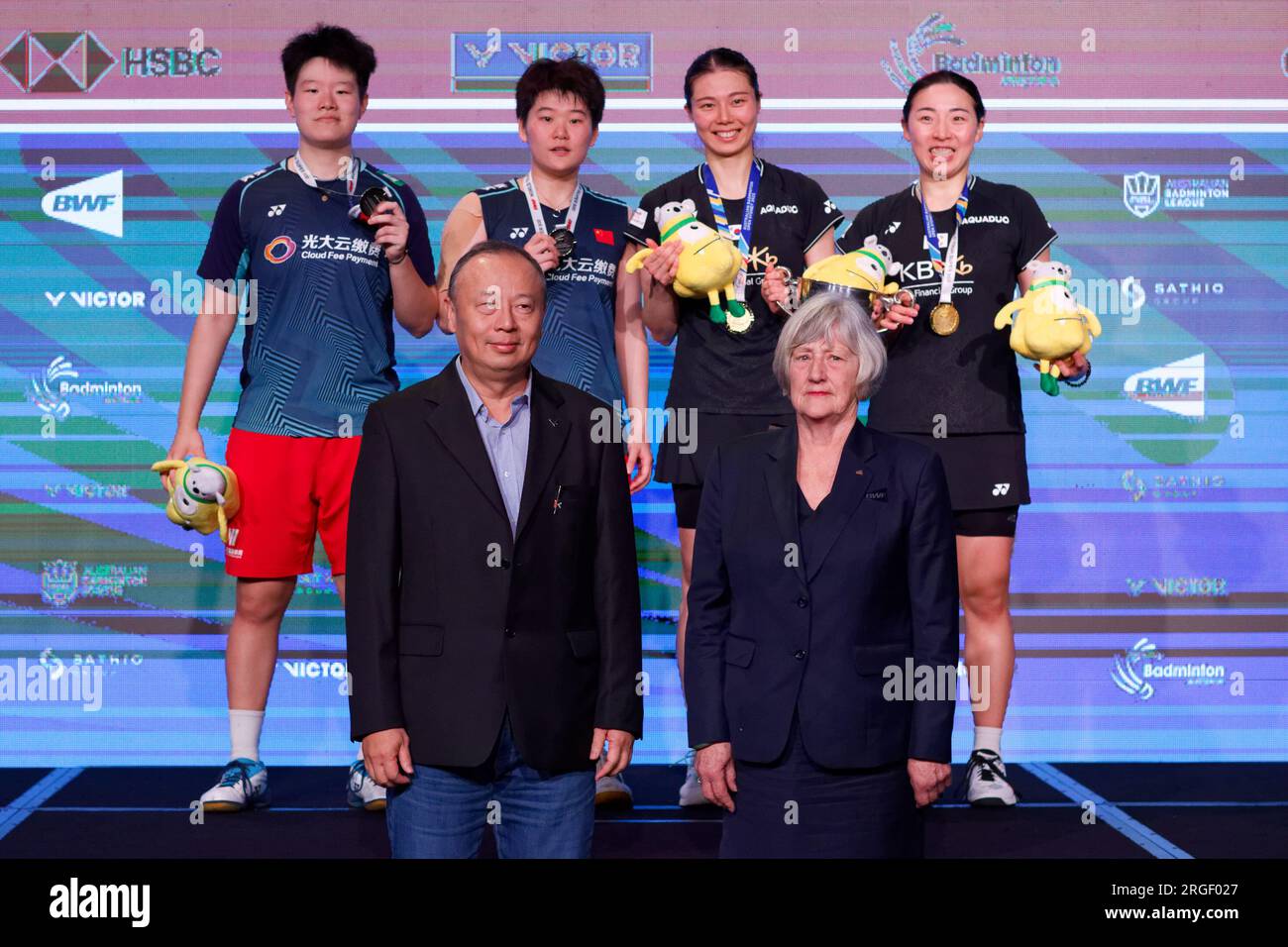 Winning team Kim So Yeong and Kong Hee Yong of Korea pose with runner ...