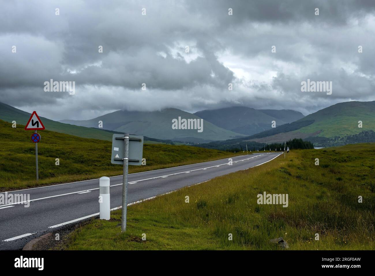 Busy one way road with traffic uk hi-res stock photography and images ...