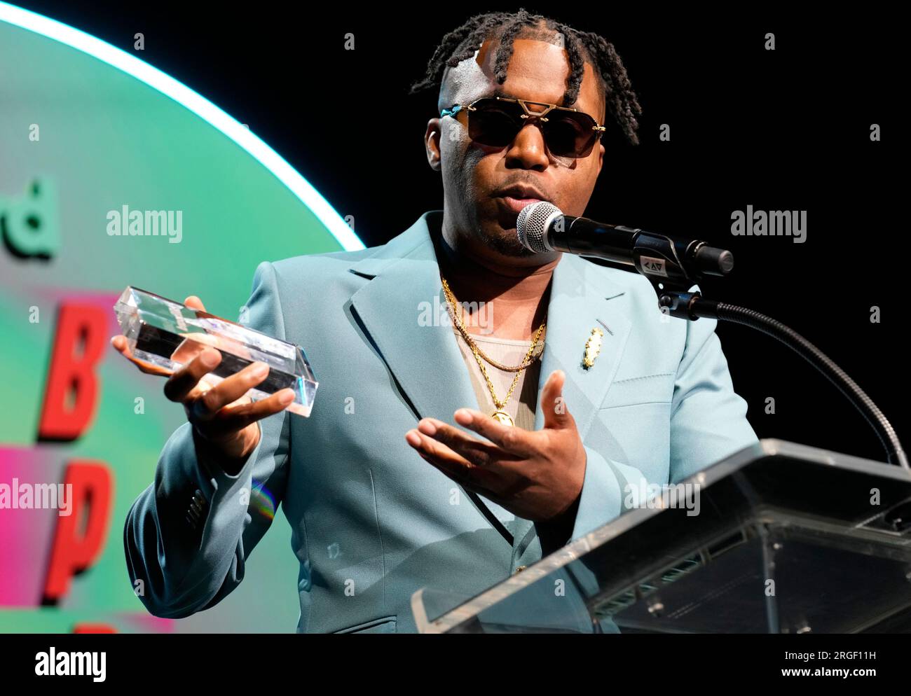 Rapper Nas accepts the Hip-Hop Hall of Fame Inductee Award at Billboard ...