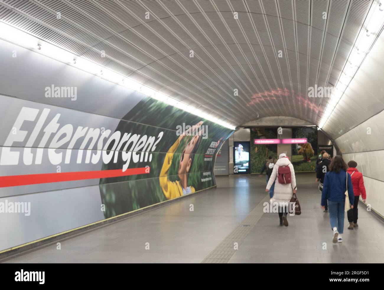 Transition at the Karlsplatz station of the U4 line to the U2 line of ...
