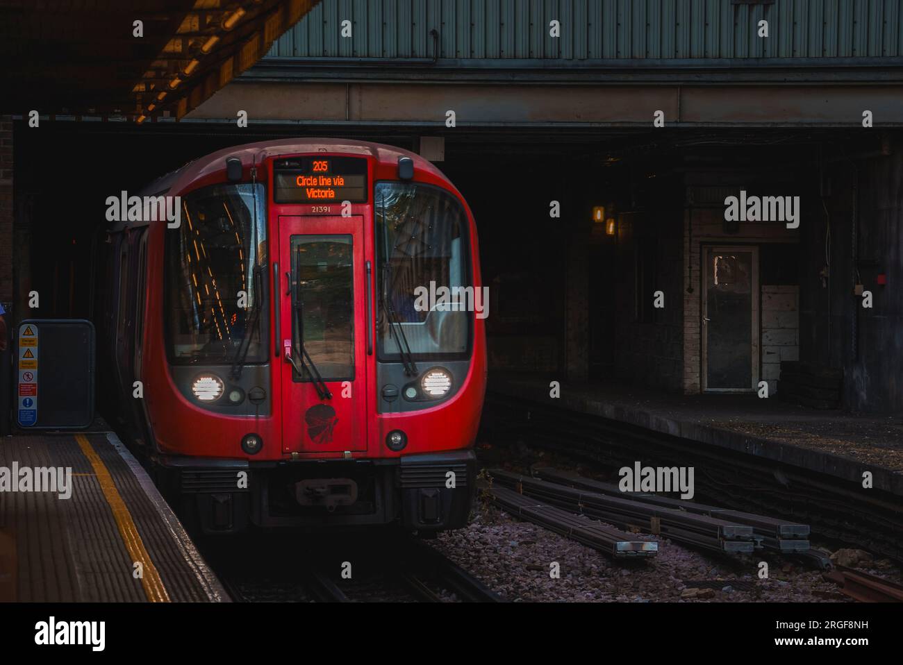 Train from Circle line to Victoria arriving at Station Stock Photo - Alamy