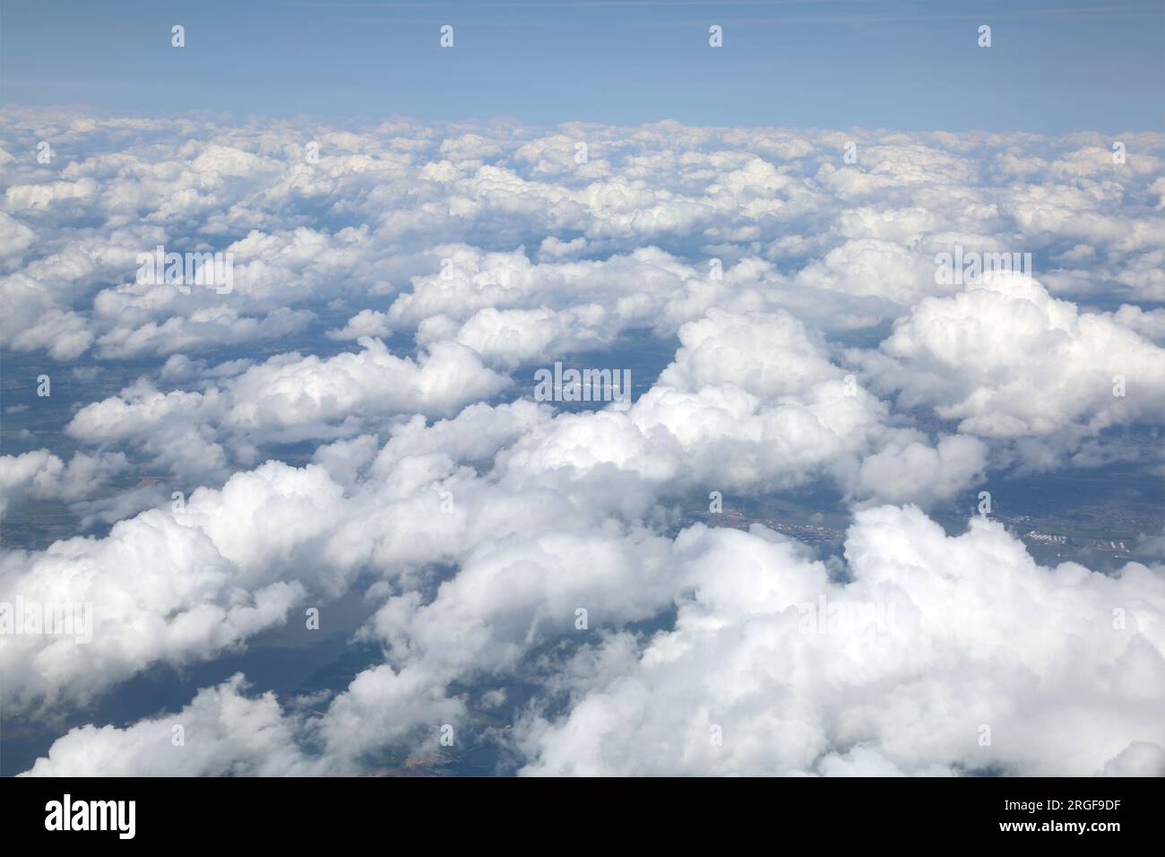 Flying toward land hi-res stock photography and images - Alamy
