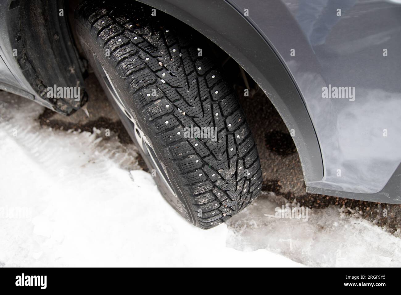 A Close up of winter tyres during bad snowy weather Stock Photo - Alamy