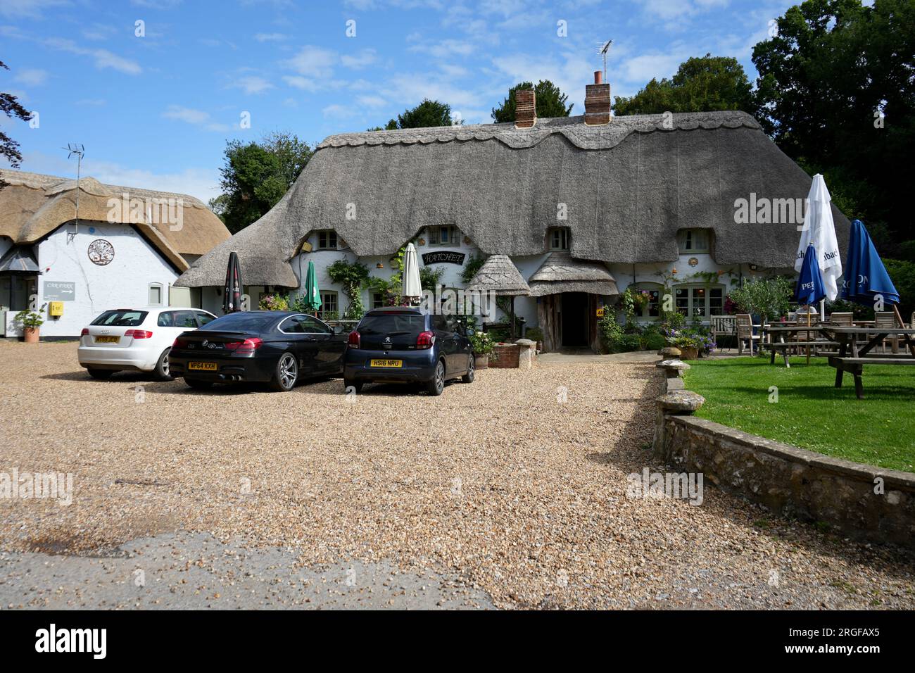 The Hatchet Inn, traditional thatched English Country Pub Stock Photo ...
