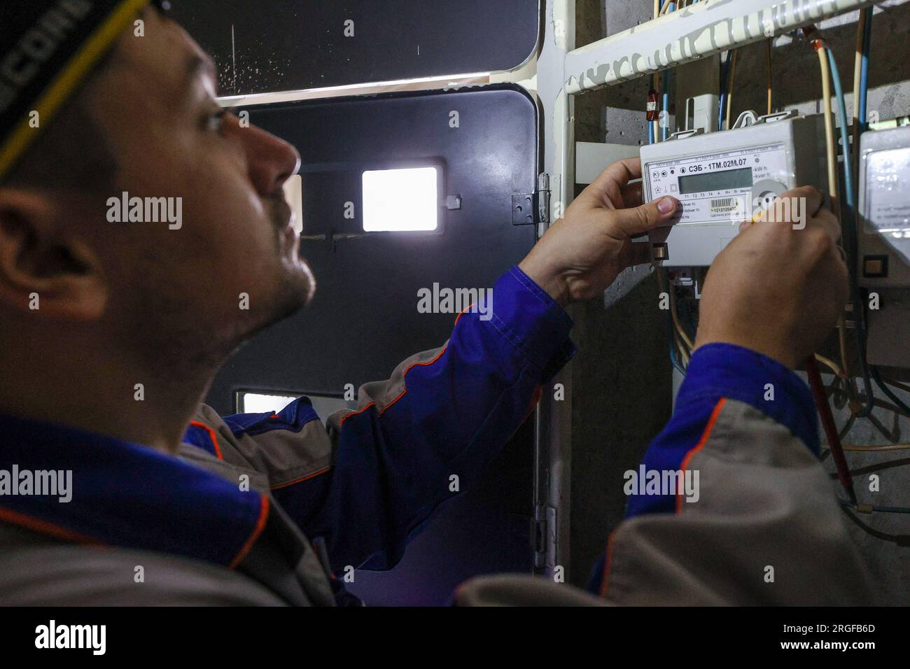 August 08. 2023 Russia. Moscow. An employee of the Mosenergosbyt ...