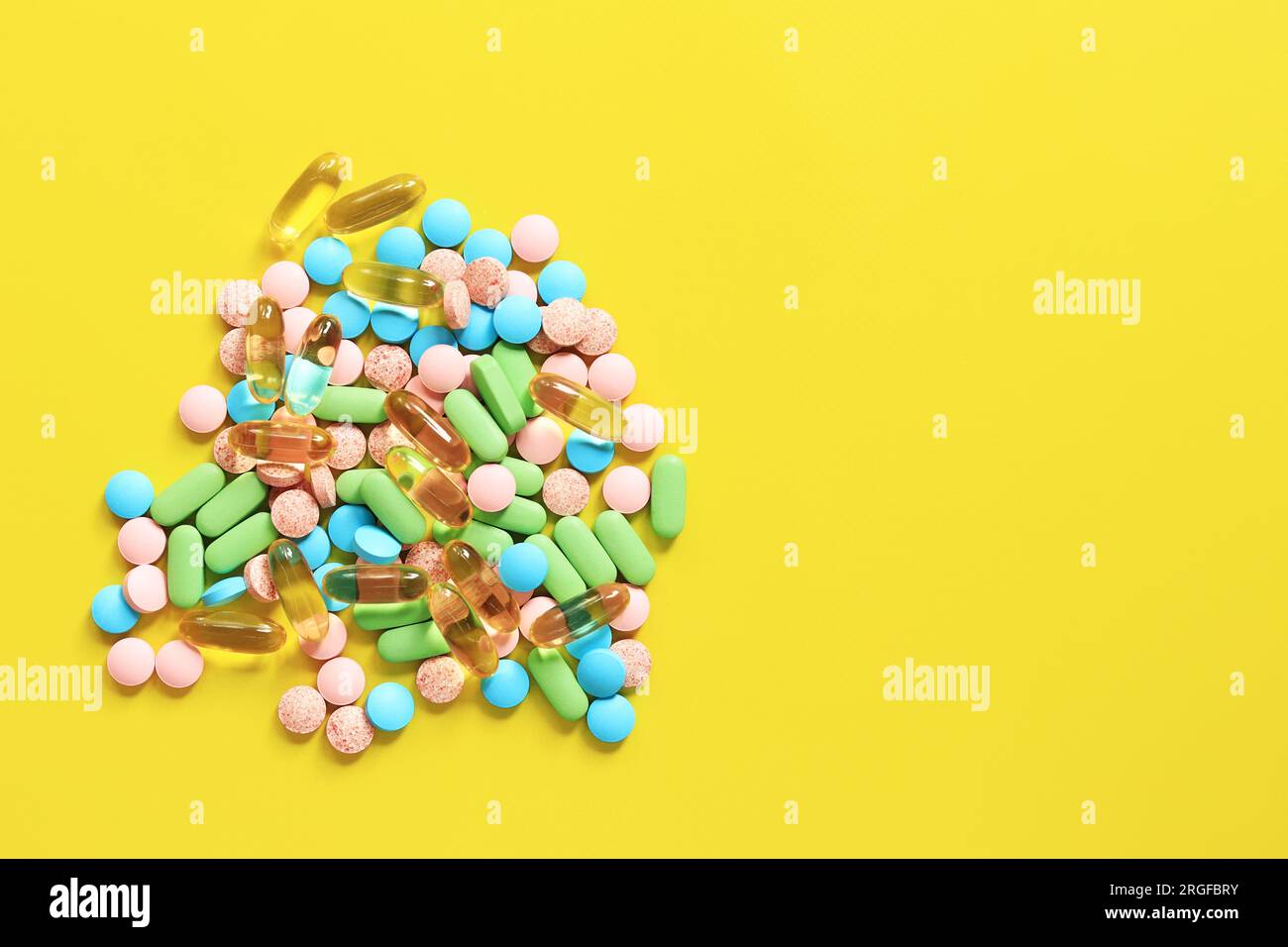 Yellow capsule pills hi-res stock photography and images - Alamy