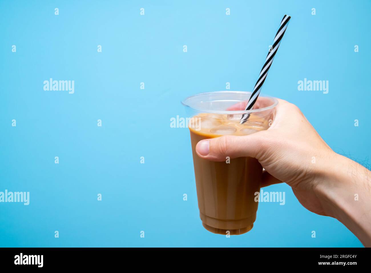 Hand hold straw of ice coffee hi-res stock photography and images - Alamy